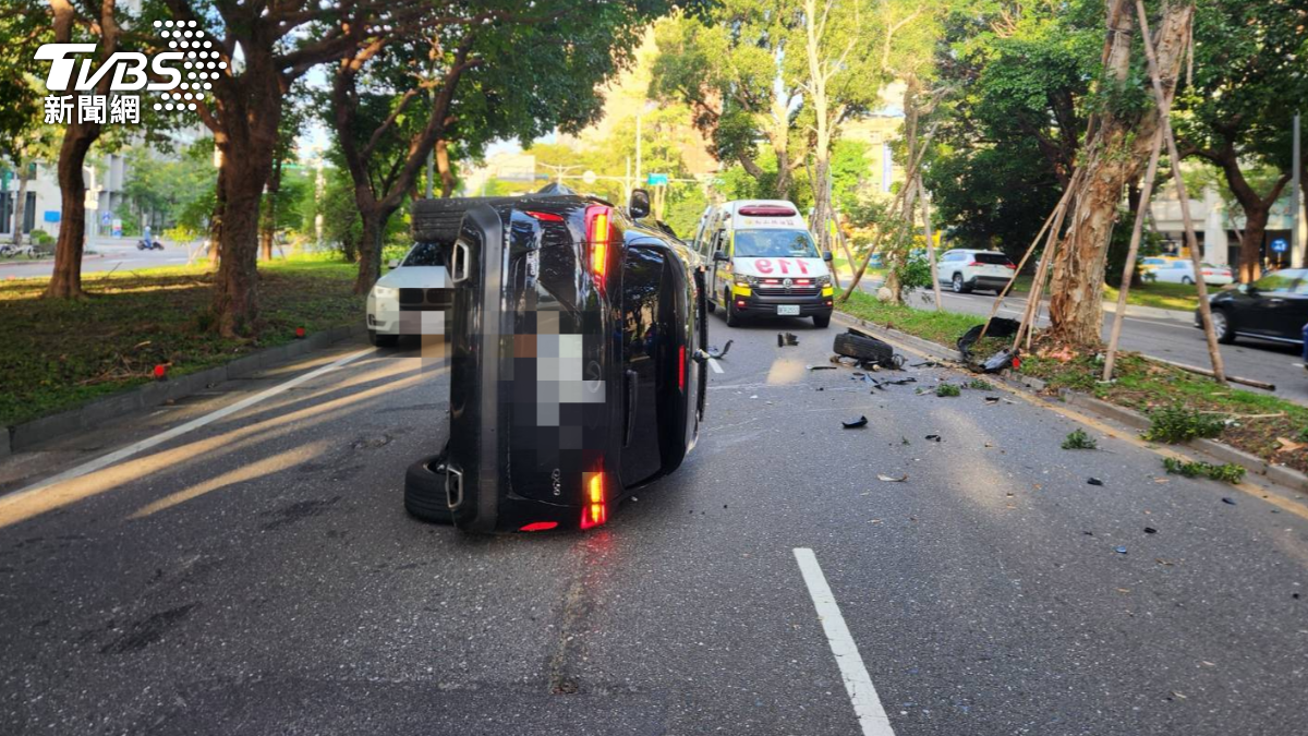 台大社科院外嚴重自撞！休旅車側翻「輪胎噴飛」 駕駛嚇：已沒印象│TVBS新聞網