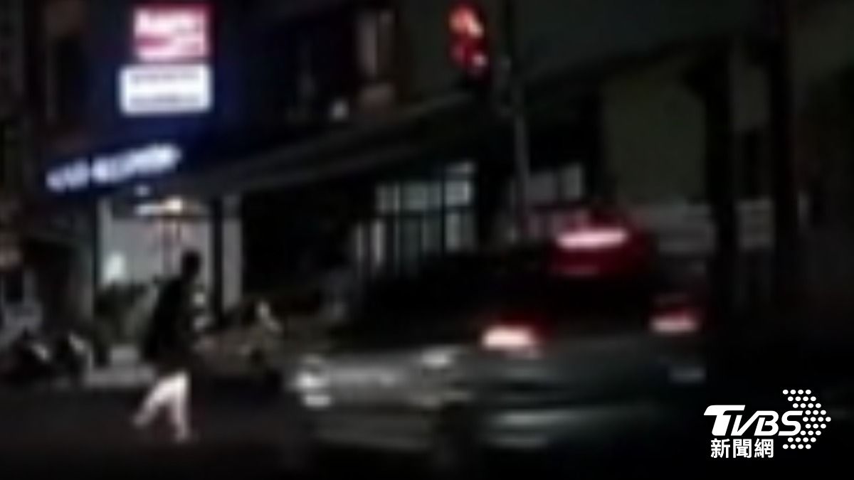 替岳母慶生後！闖紅燈過馬路 男遭撞重傷│TVBS新聞網