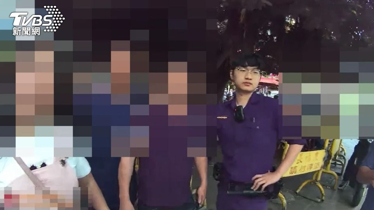 三峽老街會車爆衝突！轎車男拿鐵棍他徒手反擊 遊客看傻│TVBS新聞網