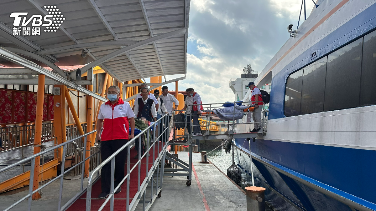 快訊／桃園市府旁大樓40歲男疑墜落 倒臥騎樓OHCA急送醫│TVBS新聞網