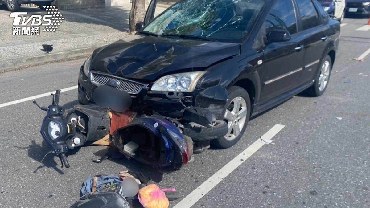 驚悚！台東84歲老騎士路口直切遭撞飛 疑搶快奪命│TVBS新聞網