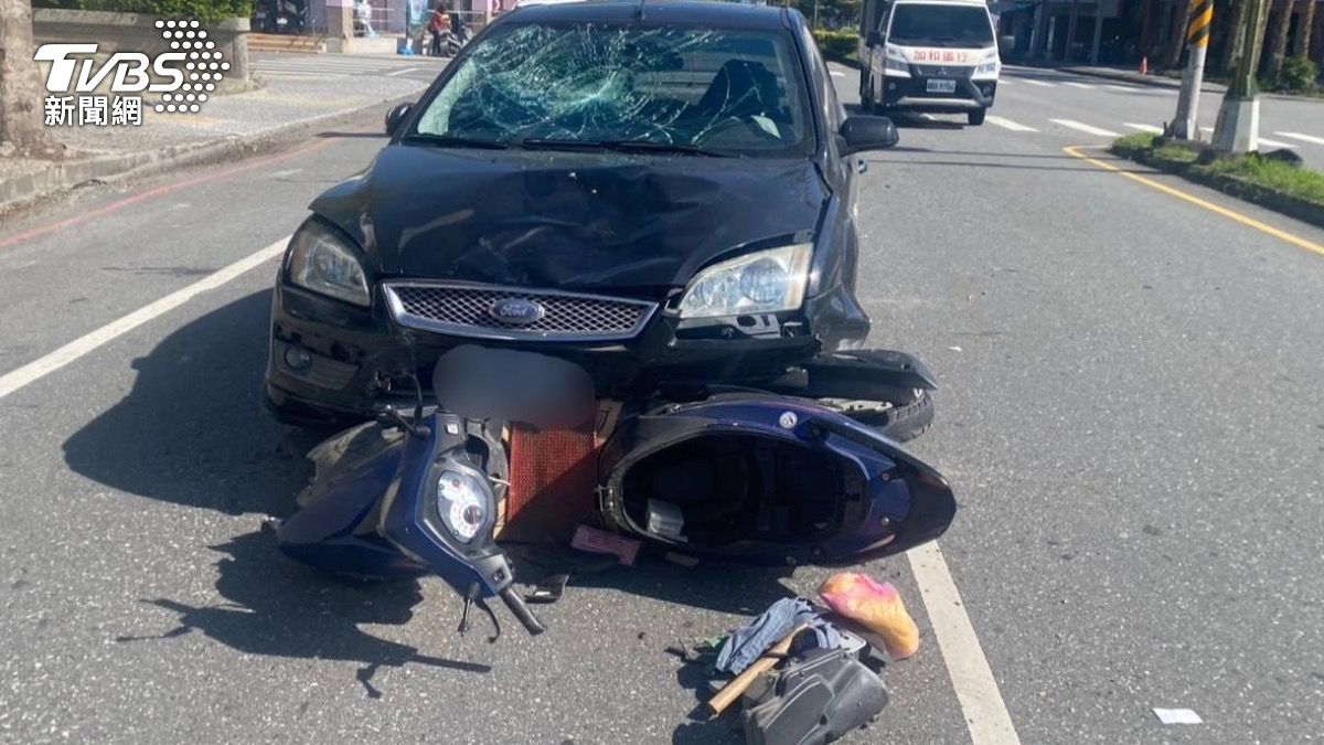 驚悚！台東84歲老騎士路口直切遭撞飛 疑搶快奪命│TVBS新聞網