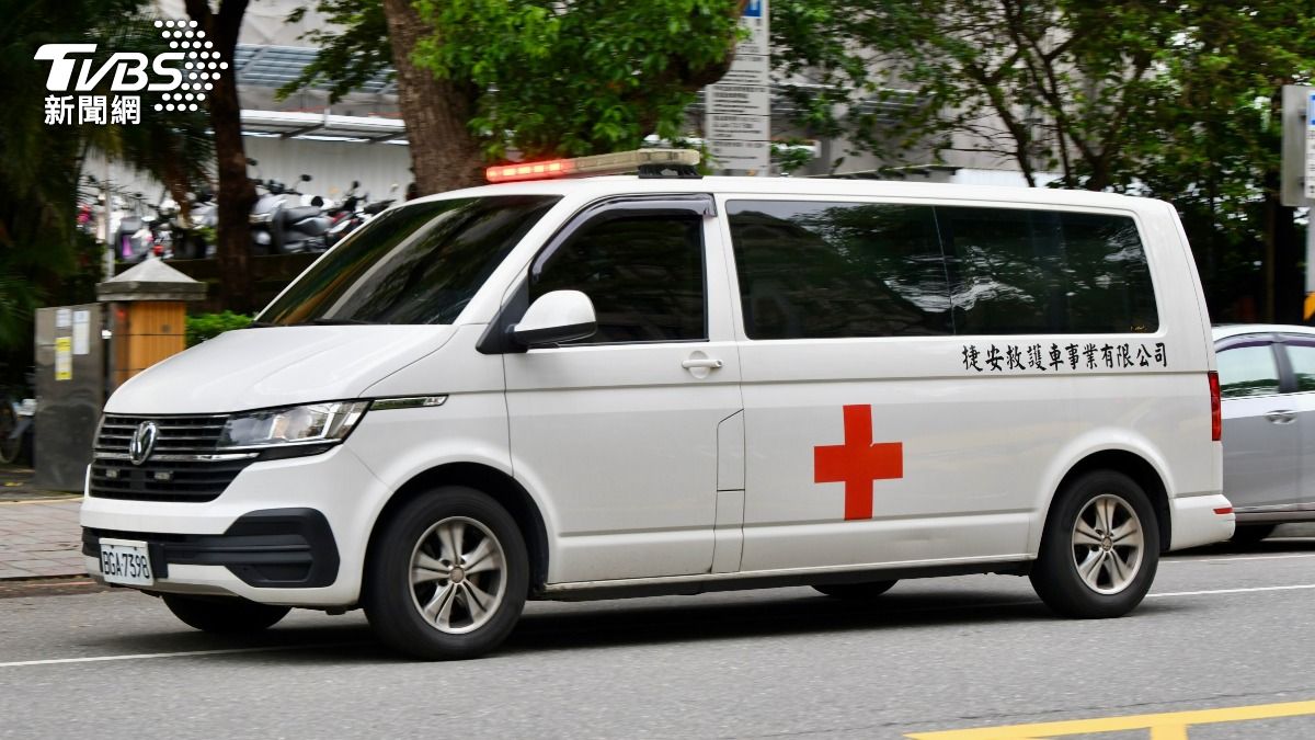 內湖成衣廠工安意外！員工遭鑽床機器夾斷食指 緊急送醫接回│TVBS新聞網