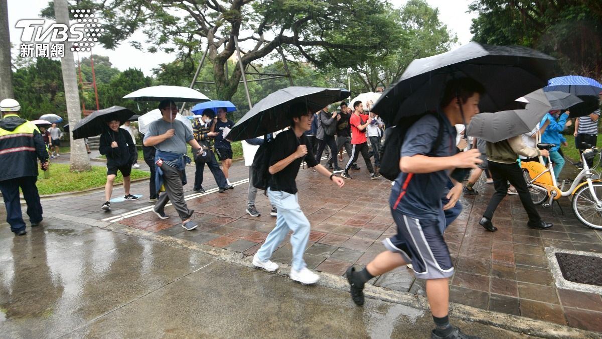 台大電機男捍衛校譽！花3.5萬送雞排 400人冒雨排隊：謝謝學長│TVBS新聞網