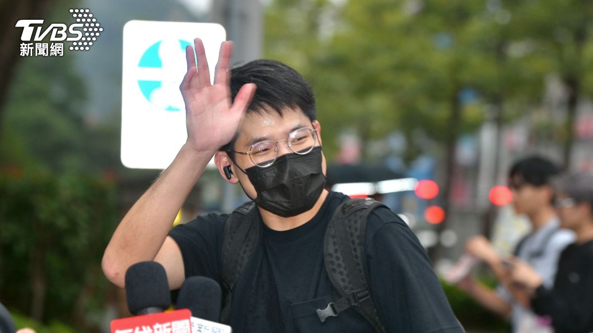 台大電機男捍衛校譽！花3.5萬送雞排 400人冒雨排隊：謝謝學長│TVBS新聞網