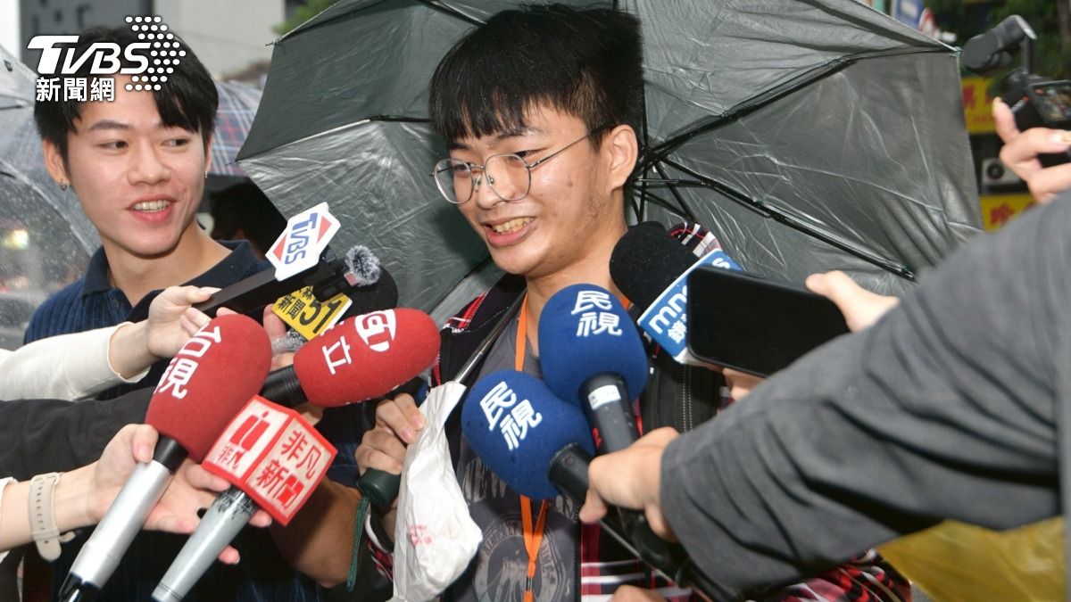 台大電機男捍衛校譽！花3.5萬送雞排 400人冒雨排隊：謝謝學長│TVBS新聞網