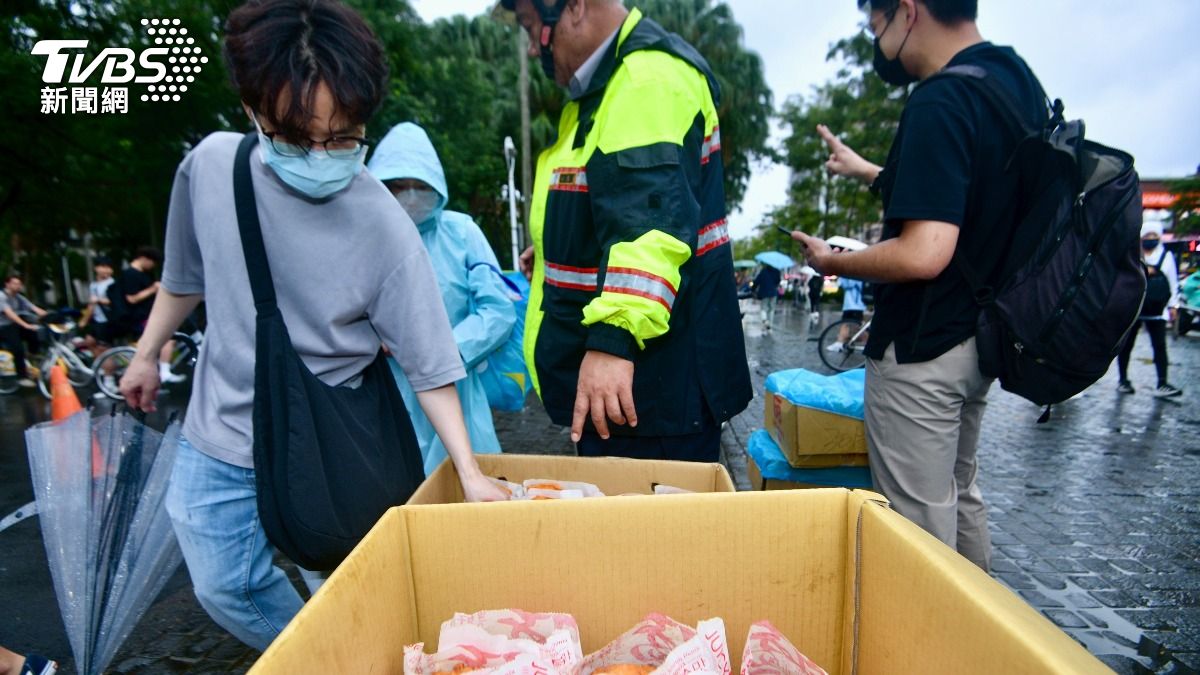台大電機男捍衛校譽！花3.5萬送雞排 400人冒雨排隊：謝謝學長│TVBS新聞網
