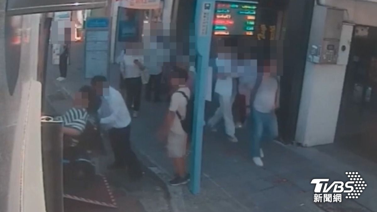 驚險！輪椅族搭公車 控司機「硬推」下斜坡板│TVBS新聞網