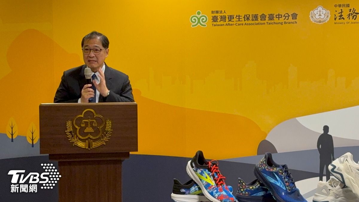 出監別再穿藍白拖 更保會主委跟鞋廠募到4000雙新鞋│TVBS新聞網
