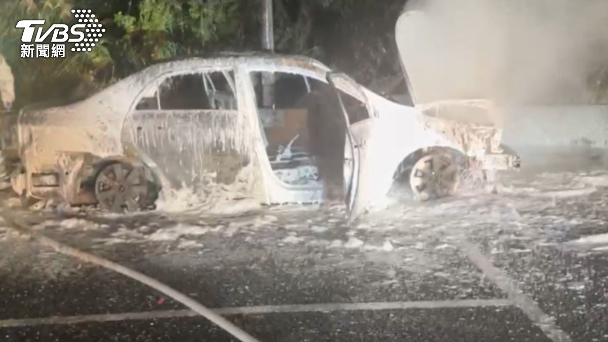 瑞芳轎車突爆炸起火！男駕駛頭部傷 車內留1物不排除縱火│TVBS新聞網
