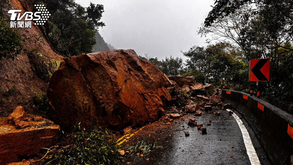 用路人注意！新北雙溪102線「巨石崩落」 雙向道路封閉│TVBS新聞網