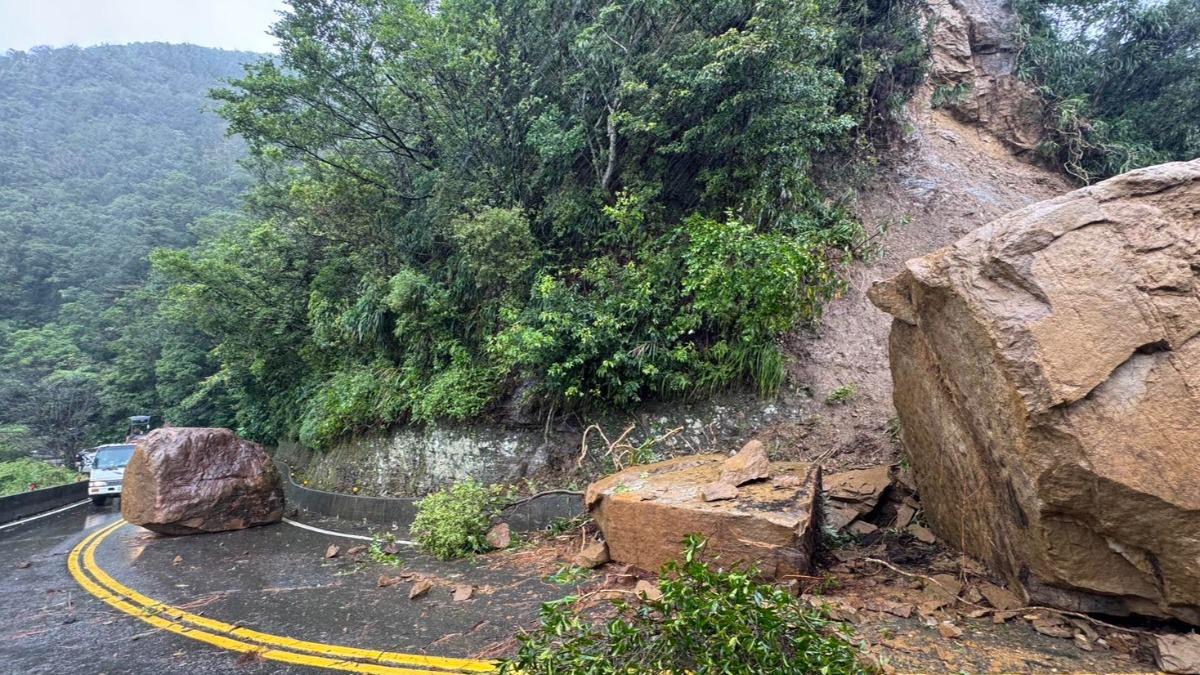 用路人注意！新北雙溪102線「巨石崩落」 雙向道路封閉│TVBS新聞網