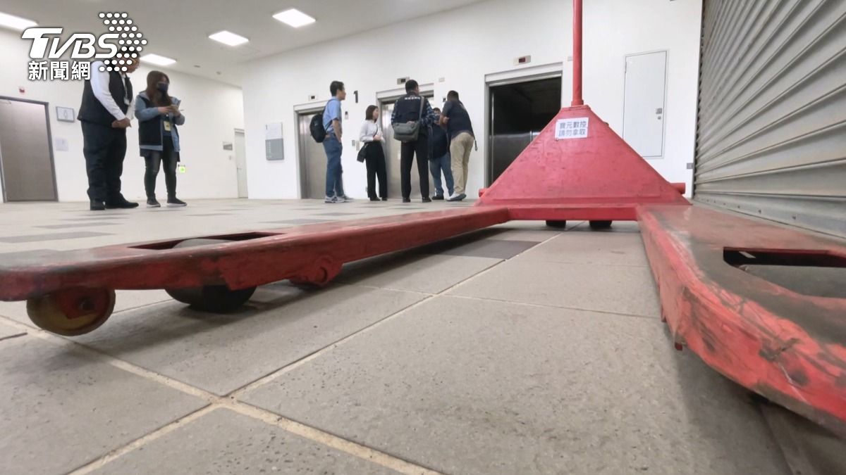 獨／台中精科園區二期「電梯驚魂」1小時 員工因門板遭撞變形受困│TVBS新聞網