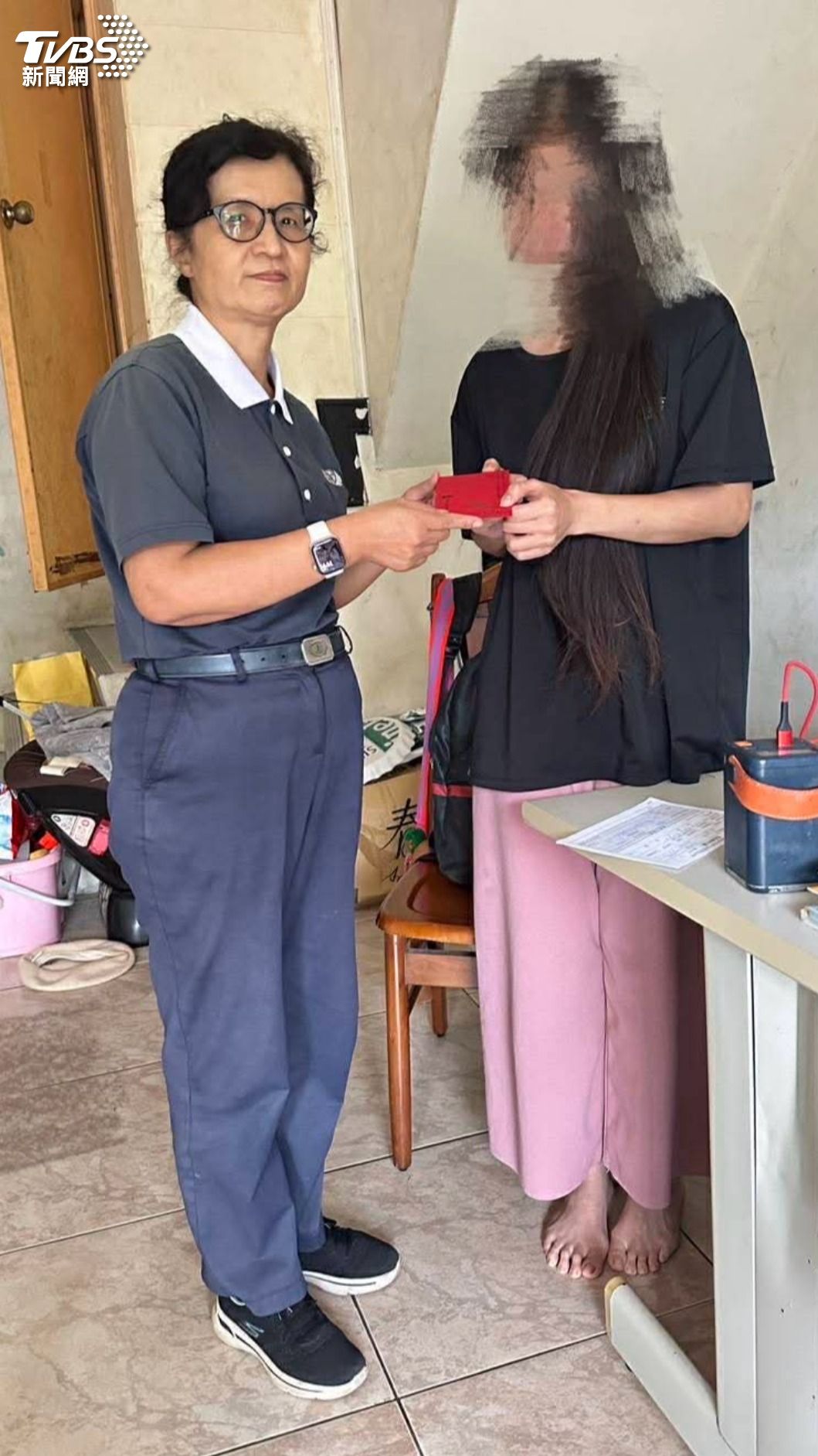 獨自扶養四子！媽債台高築「站派出所前」 暖警「一舉動」救全家│TVBS新聞網