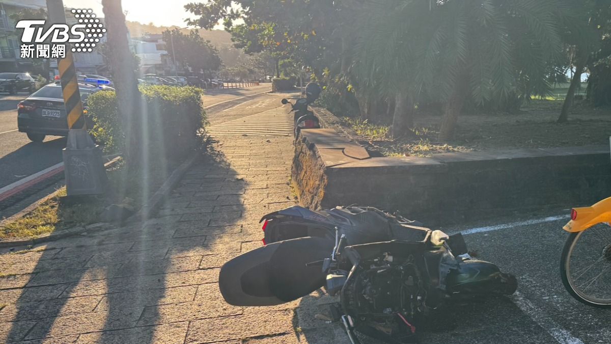 有片／恆春20歲男自撞亡！機車詭偏暴衝人行道 驚悚畫面曝│TVBS新聞網