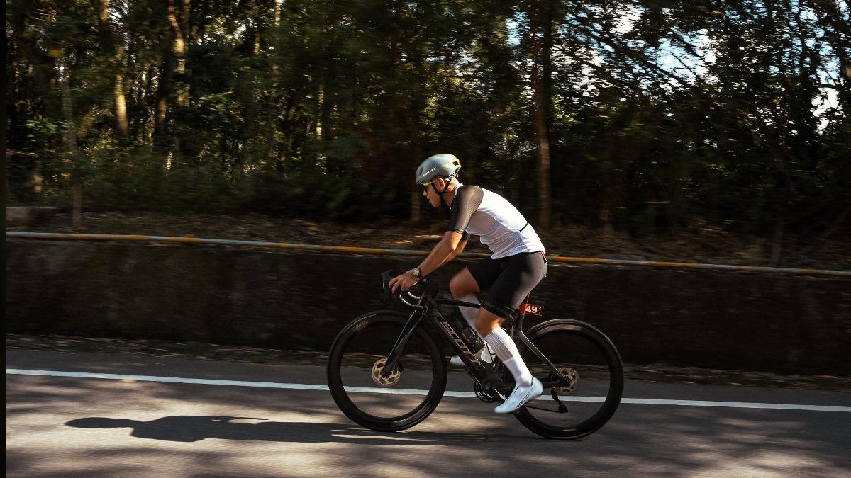 演藝圈第一人！草屯囝仔阿倉極限鐵人完賽 過終點暴哭：心很累│TVBS新聞網