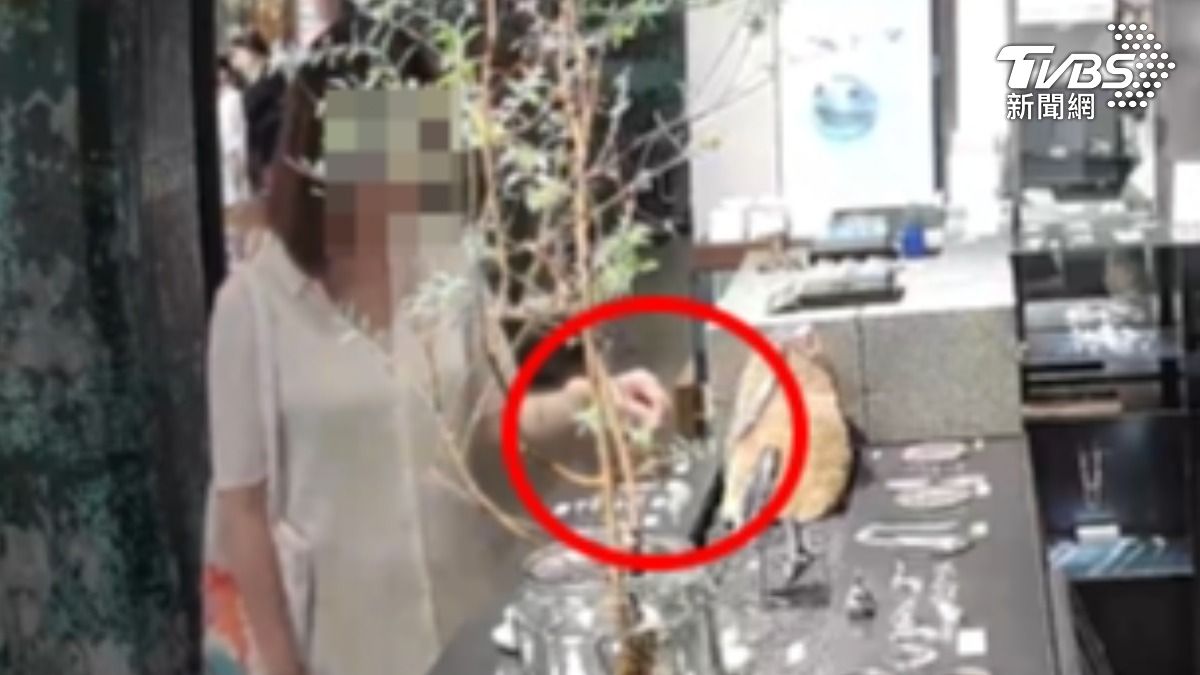 獨家／忘了付錢？「優雅女賊」逛松菸俐落遮掩 30秒竊銀飾│TVBS新聞網