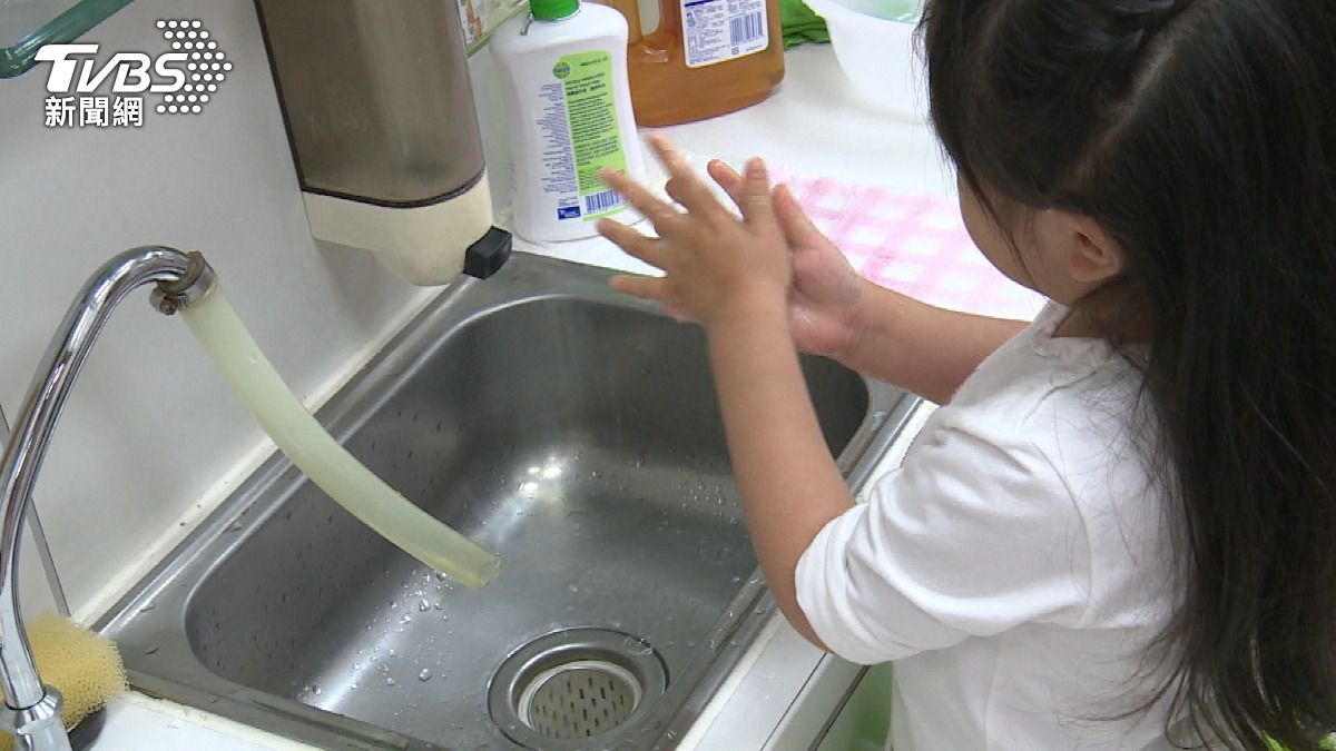 天冷狂打噴嚏？感冒並非吃維他命C就好 醫師：這三大習慣最關鍵│TVBS新聞網