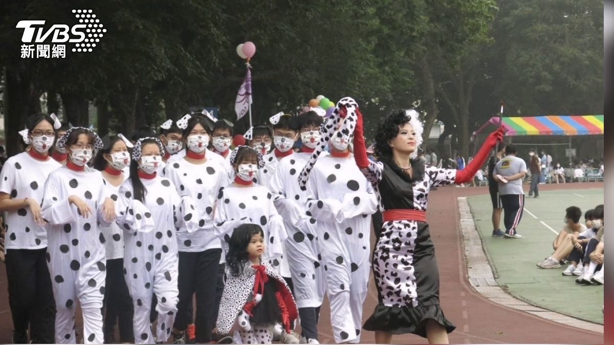 埃及豔后現身校慶！師生扛轎護送「女王」驚艷全場 學生笑稱最愛原因│TVBS新聞網