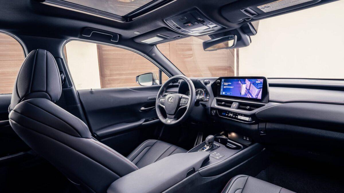 Lexus UX 300h效能大升級！五代油電系統新發表 最低售119萬│TVBS新聞網