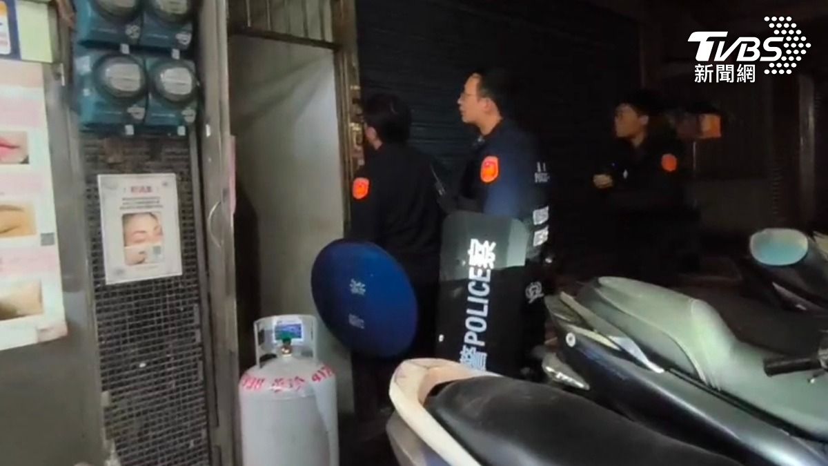 社子酒醉男失控持刀揮舞！2警閃避摔落樓梯間 辣椒水還擊壓制│TVBS新聞網