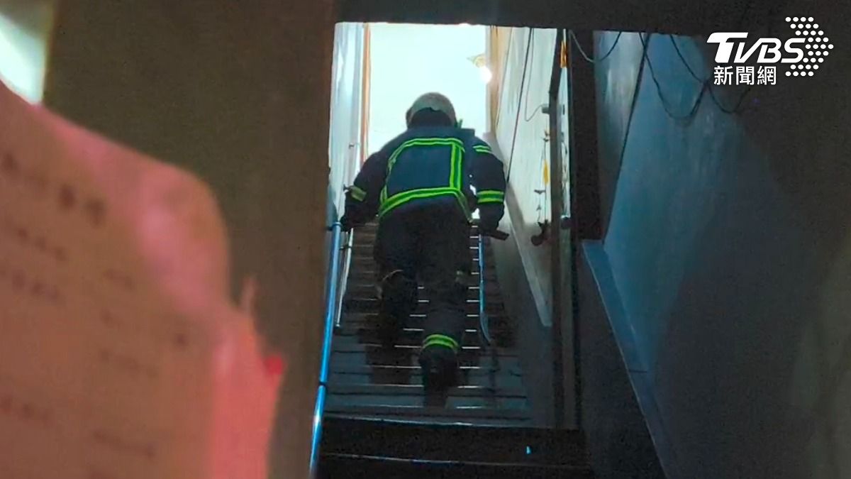 社子酒醉男失控持刀揮舞！2警閃避摔落樓梯間 辣椒水還擊壓制│TVBS新聞網