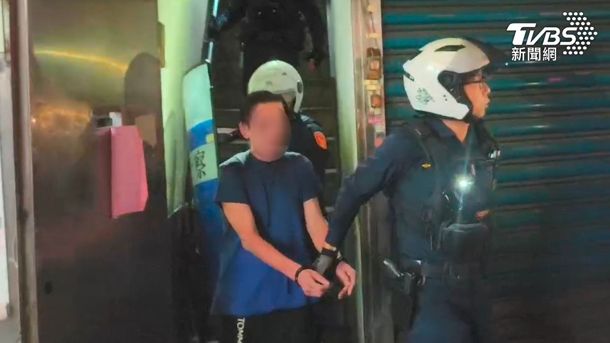 社子酒醉男失控持刀揮舞！2警閃避摔落樓梯間 辣椒水還擊壓制│TVBS新聞網