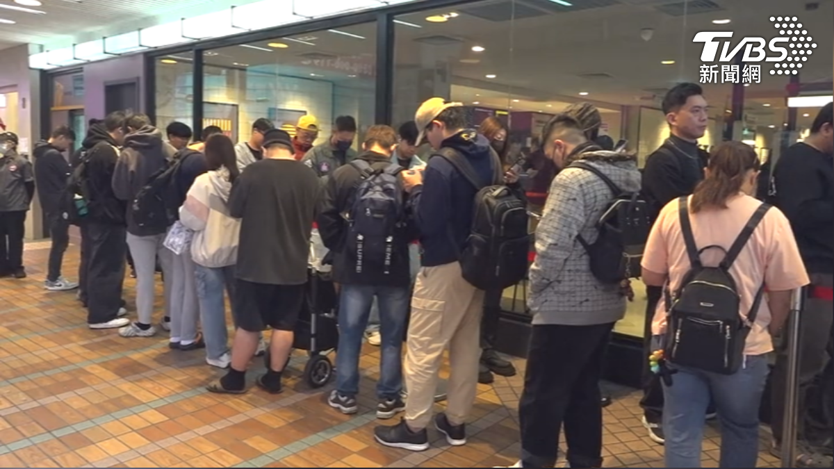 「奶昔」控瘋啦！ 麥當勞睽違9年再度開賣 現場排爆百人│TVBS新聞網