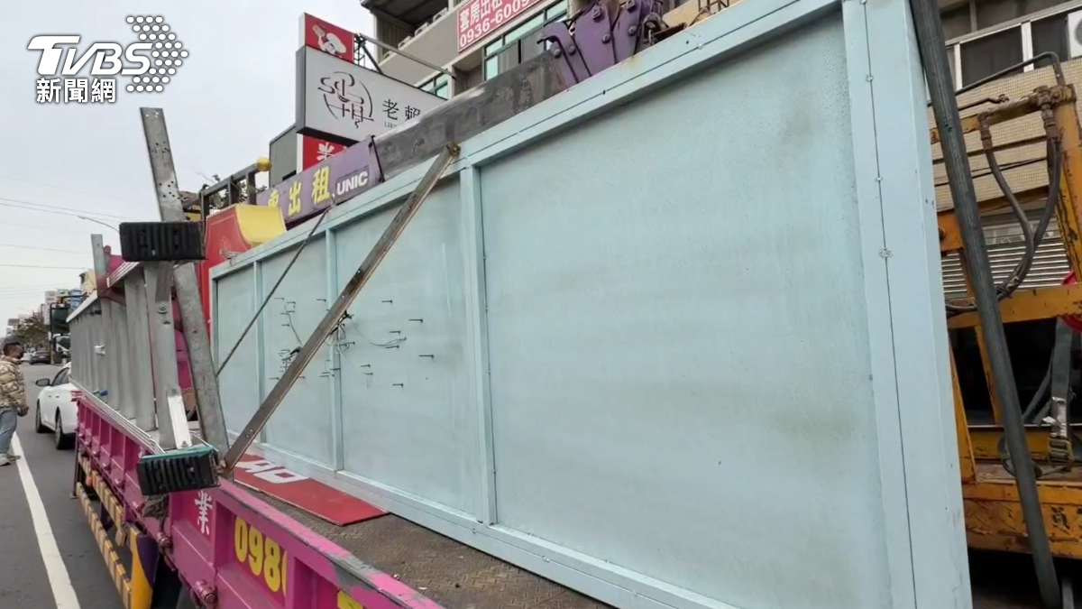 有片／最強東北季風！台中海線9級風狂吹 飲料店招牌砸落│TVBS新聞網
