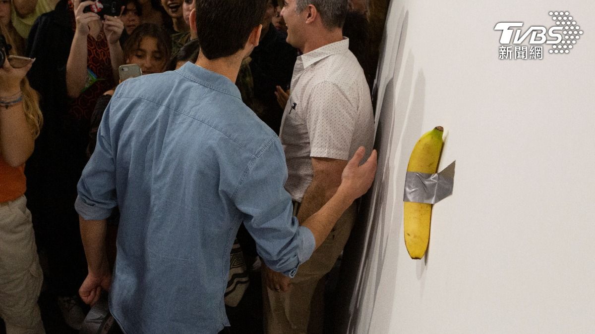 牆上香蕉爆紅！藝術家作品「18K金馬桶」 蘇富比拍出3.77億│TVBS新聞網