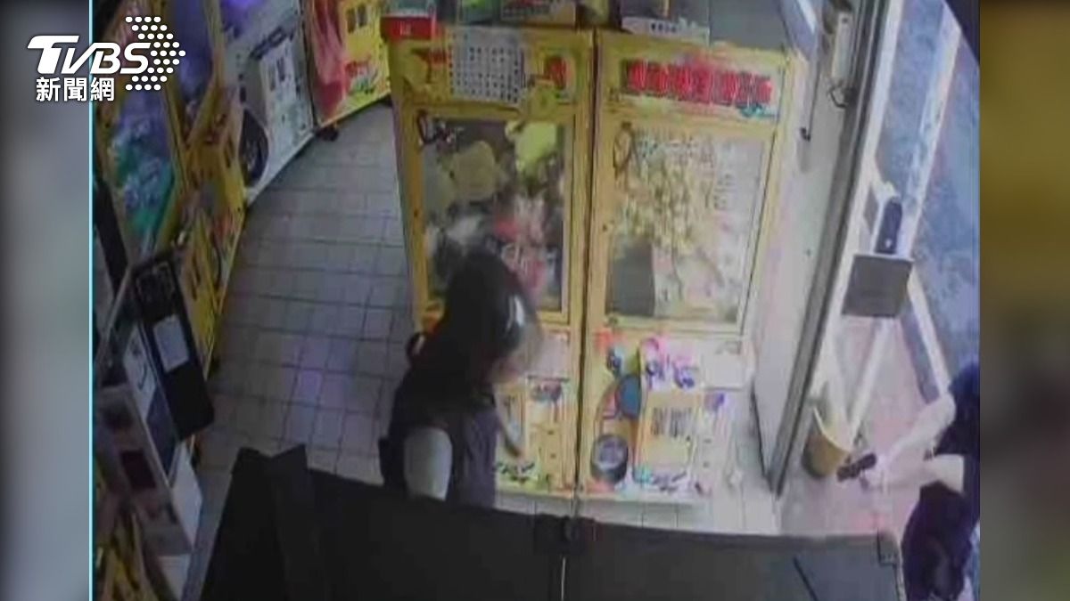 紫南宮旁男子行竊！警方拔槍制止 店家：土地公顯靈了│TVBS新聞網