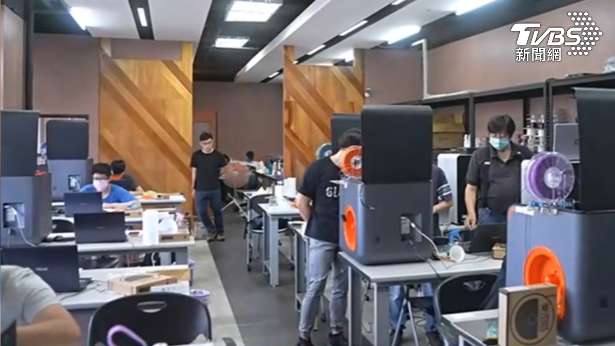 「AI應用規劃師」夯！ 1.4萬人拚報考 年薪破百萬│TVBS新聞網