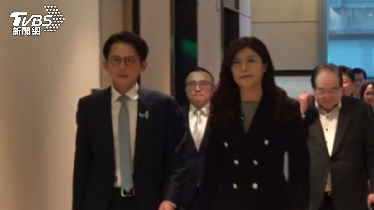 藍白會談！ 鄭麗文穿平底鞋 黃國昌別KP徽章│TVBS新聞網