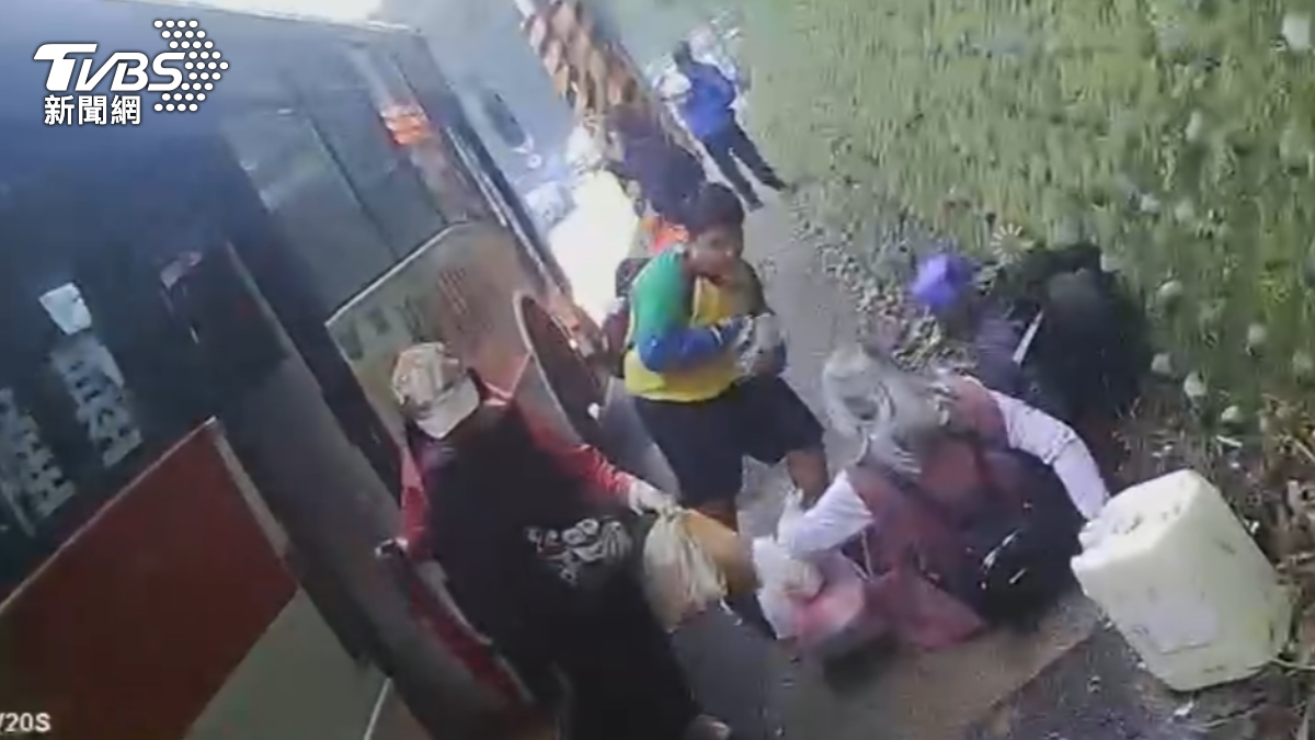 基隆公車突竄煙！ 乘客嚇壞逃下車 熱心外送員助滅火│TVBS新聞網