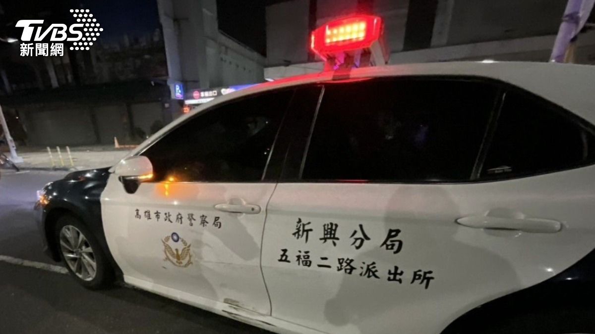 高雄男子凌晨「撞警車」後落跑 「逆向蛇行」遭逮送辦│TVBS新聞網