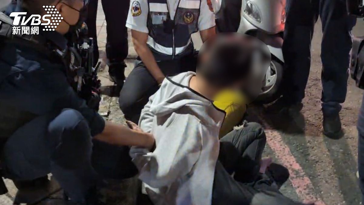 高雄男子凌晨「撞警車」後落跑 「逆向蛇行」遭逮送辦│TVBS新聞網