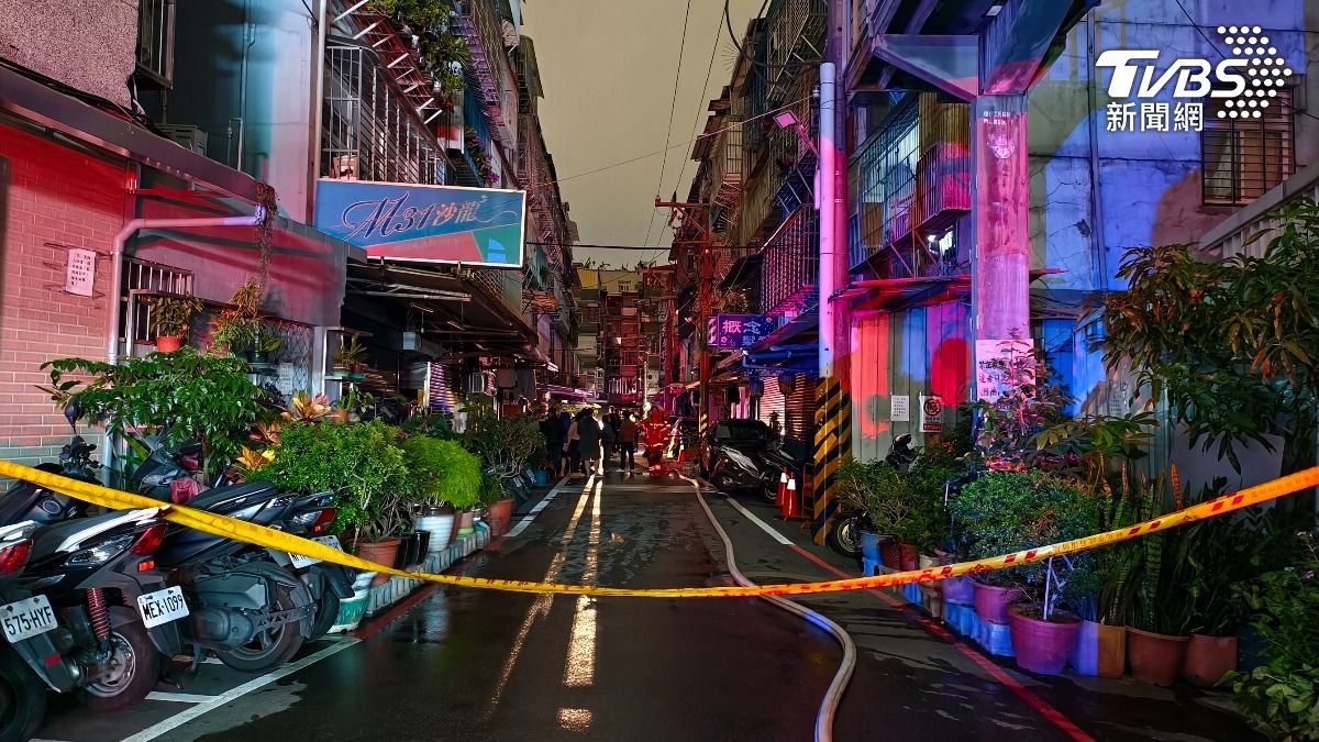 蘆洲深夜停電後傳爆炸聲！公寓二樓起火 濃煙竄出、住戶驚逃│TVBS新聞網