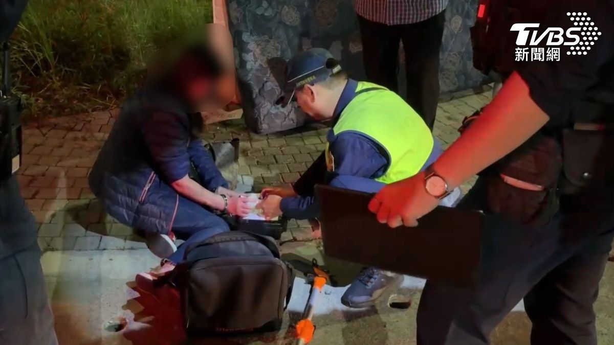 高雄2機車相撞噴飛！男騎士手臂見血 女騎士酒駕上銬逮捕│TVBS新聞網