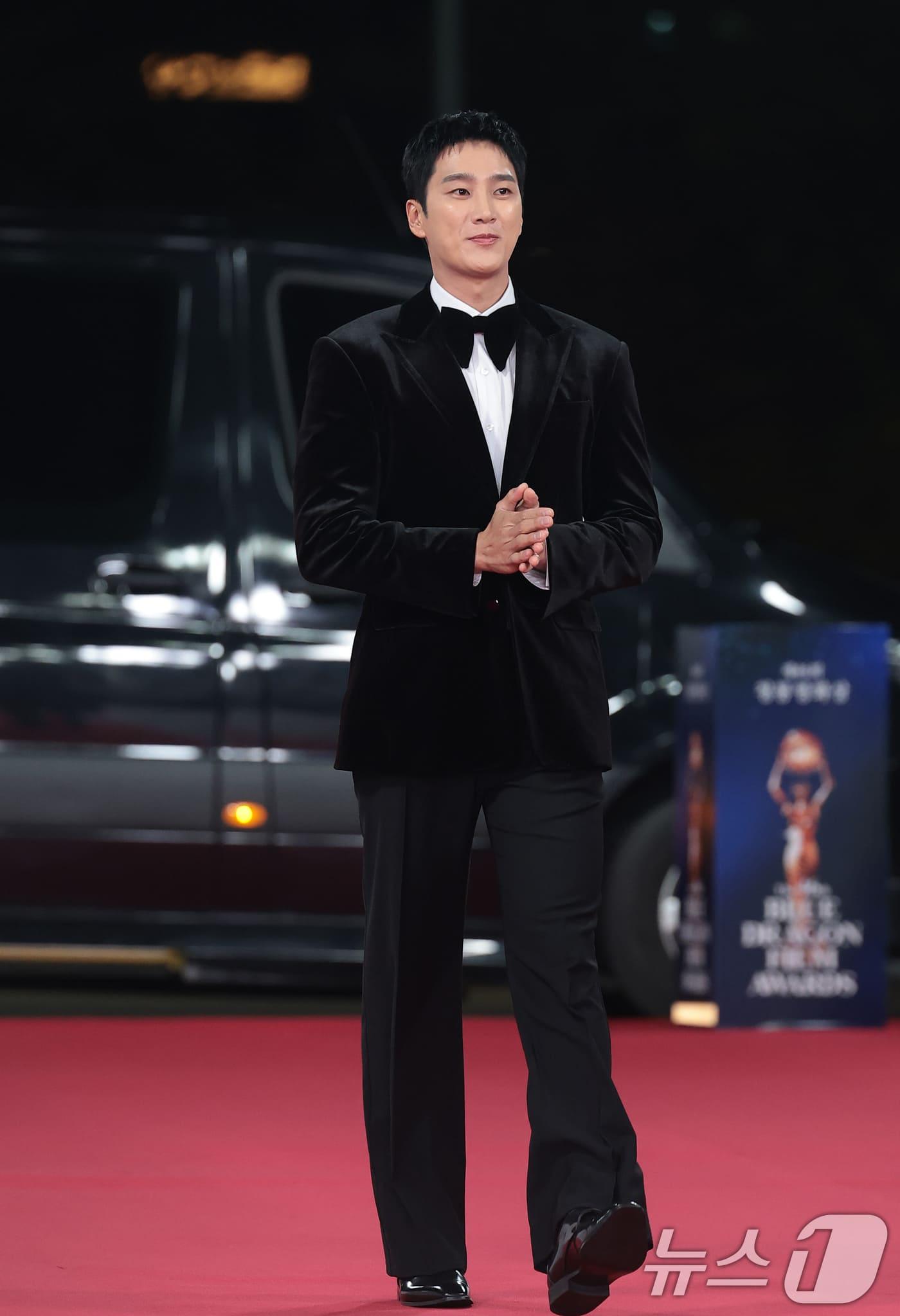 青龍獎紅毯圖輯／孫藝珍大露美背鬥嘴玄彬！10美造型一次看│TVBS新聞網