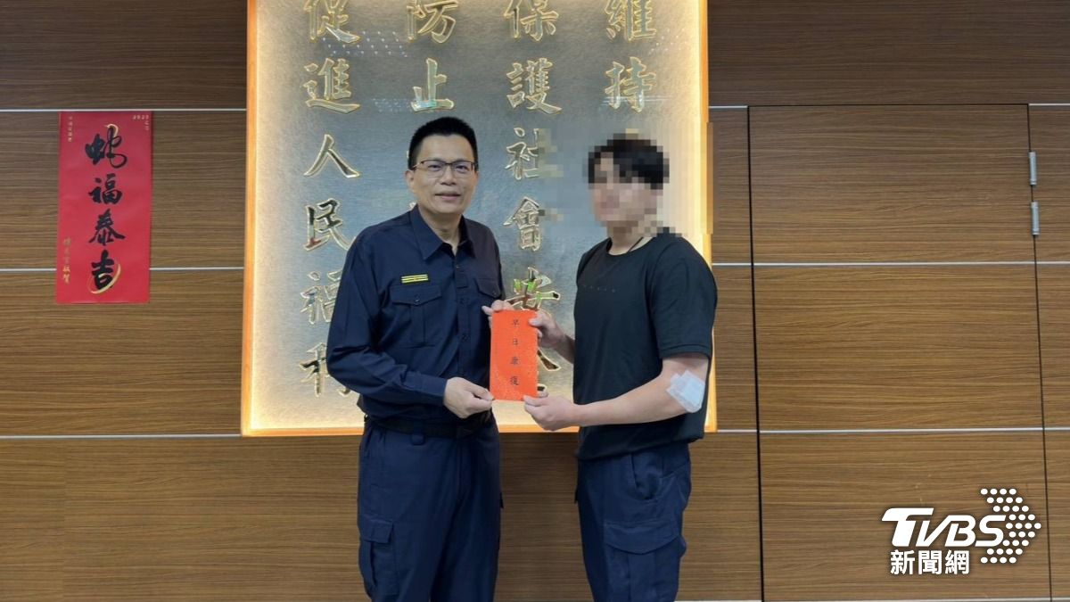 有片／值勤完返回派出所！土城警路口遭迴轉車撞飛 目擊騎士全嚇傻│TVBS新聞網