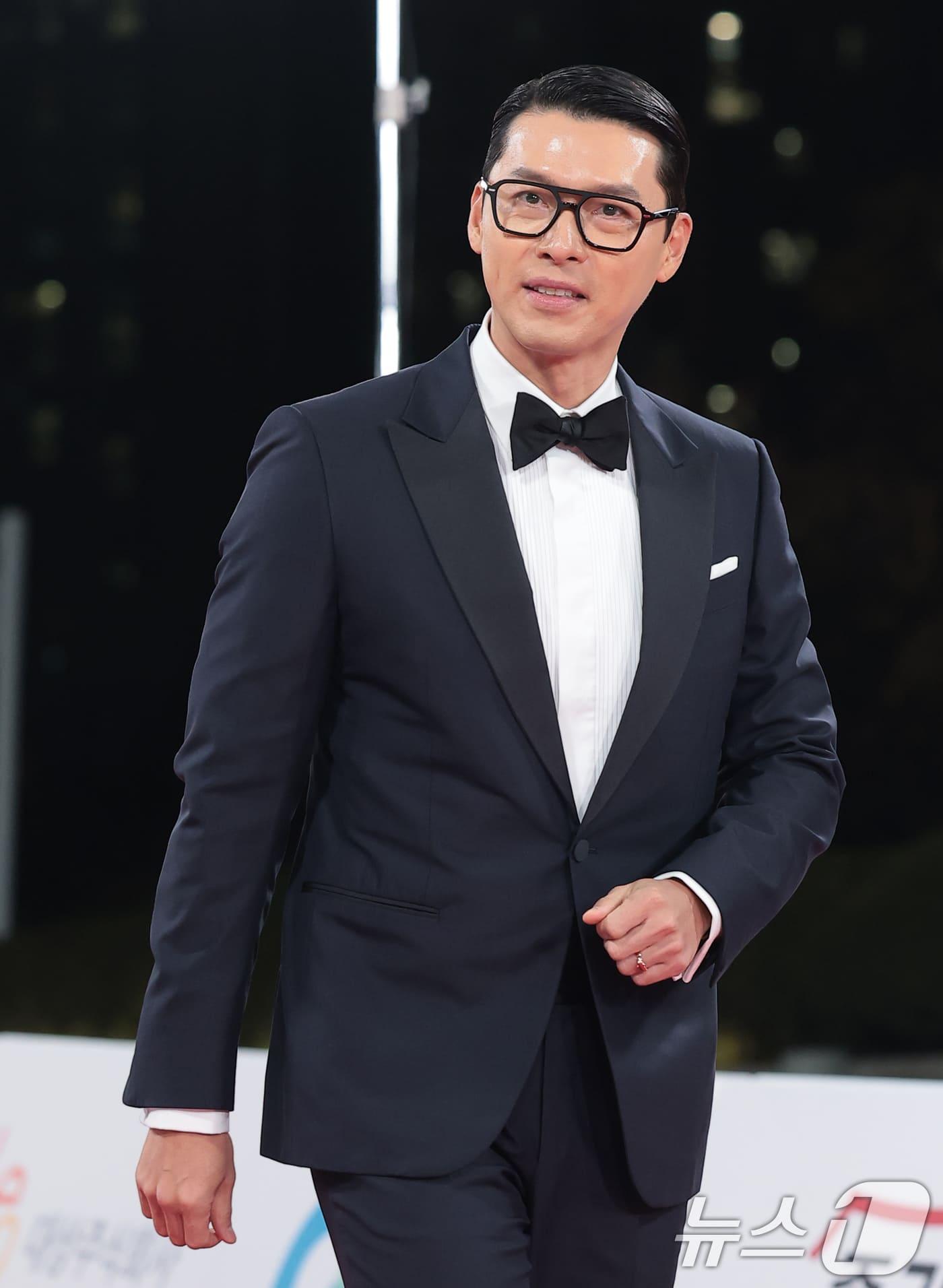 青龍獎紅毯圖輯／孫藝珍大露美背鬥嘴玄彬！10美造型一次看│TVBS新聞網