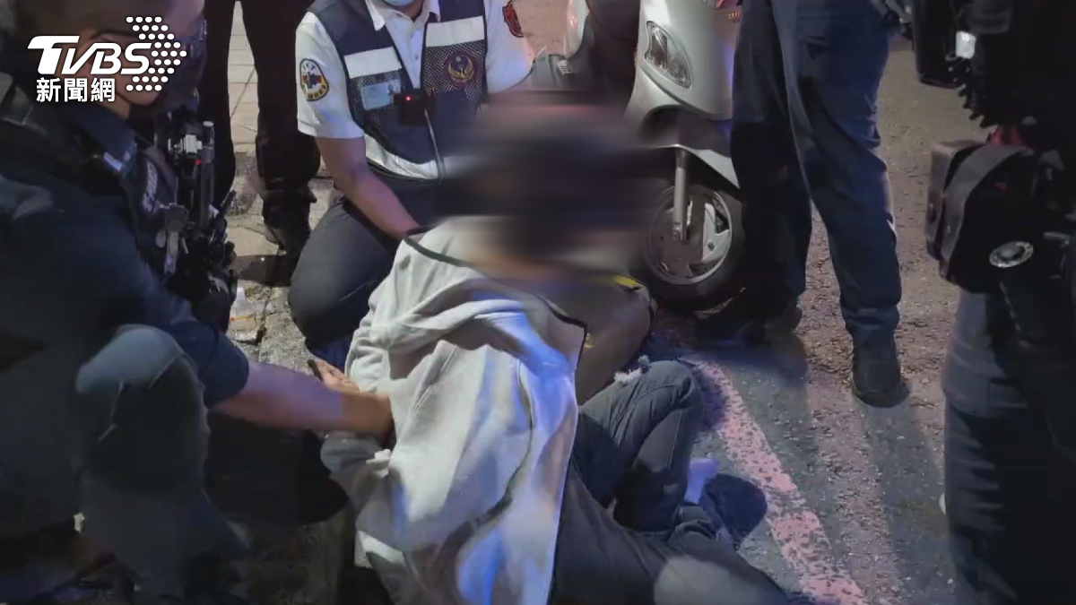 機車蛇行「猛撞警車」還肇逃 被逮辯稱：臉抽筋│TVBS新聞網