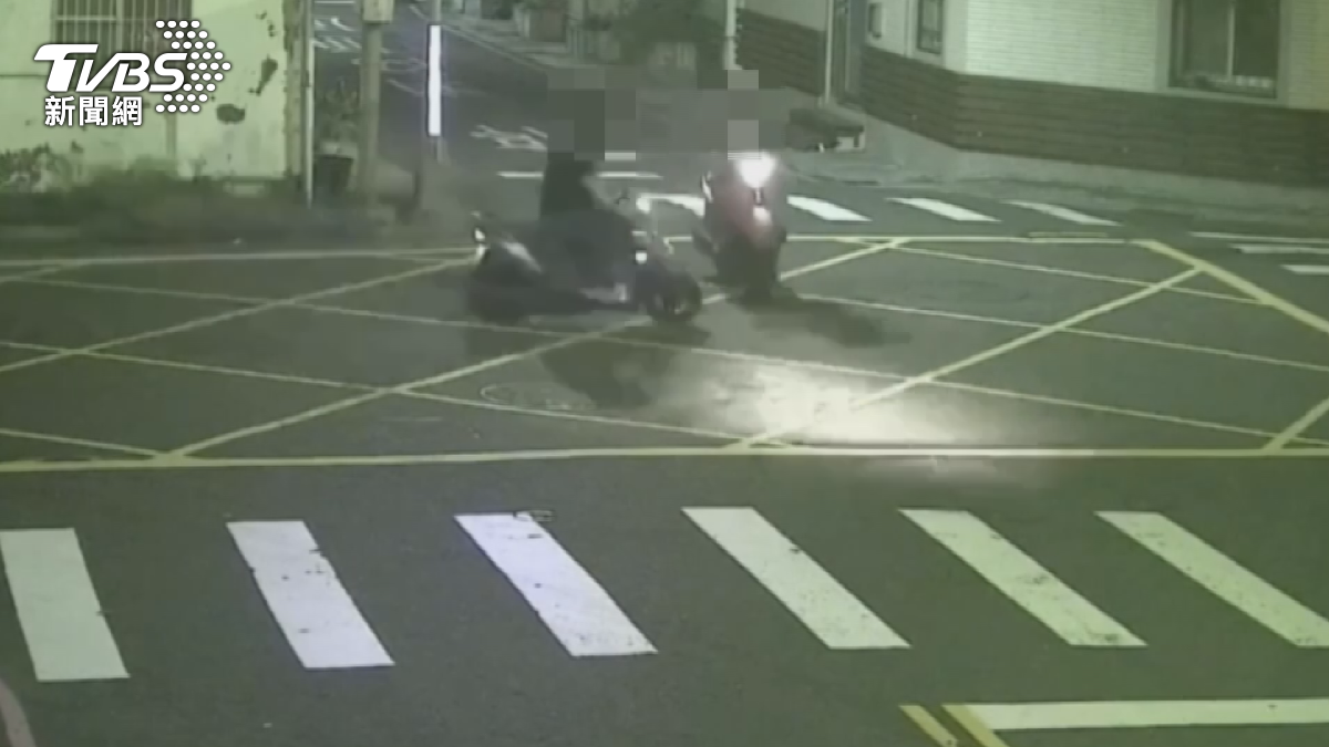 機車蛇行「猛撞警車」還肇逃 被逮辯稱：臉抽筋│TVBS新聞網