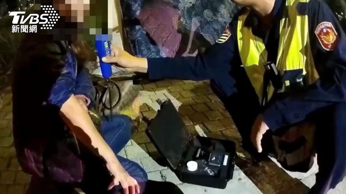 機車蛇行「猛撞警車」還肇逃 被逮辯稱：臉抽筋│TVBS新聞網