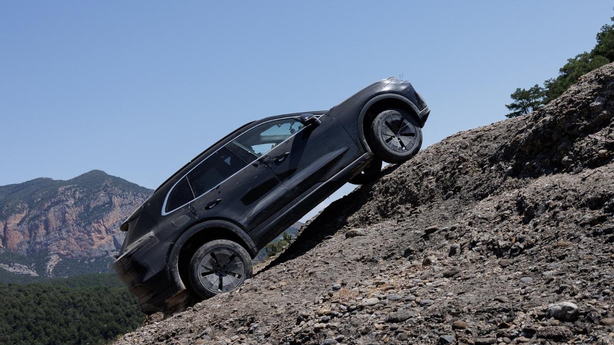 保時捷新「電動休旅」亮相！支援無線充電 續航有望破600公里│TVBS新聞網