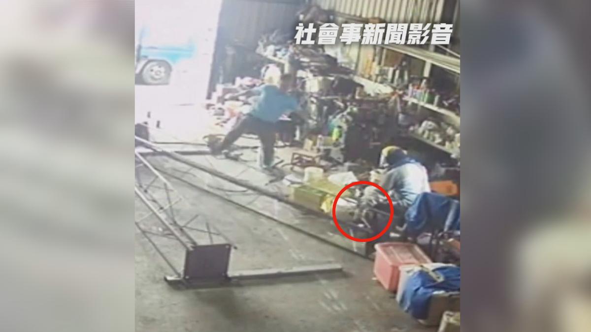抓鐵架瞬間「被電黏住」！ 工人狂跳甩不開 同事踹救驚悚曝光│TVBS新聞網
