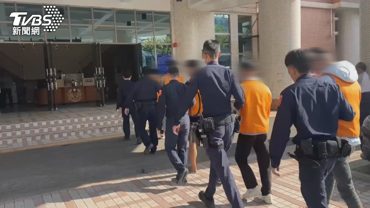 開車衝撞害1男腿骨折！ 25歲男前科多 曾對友動私刑│TVBS新聞網