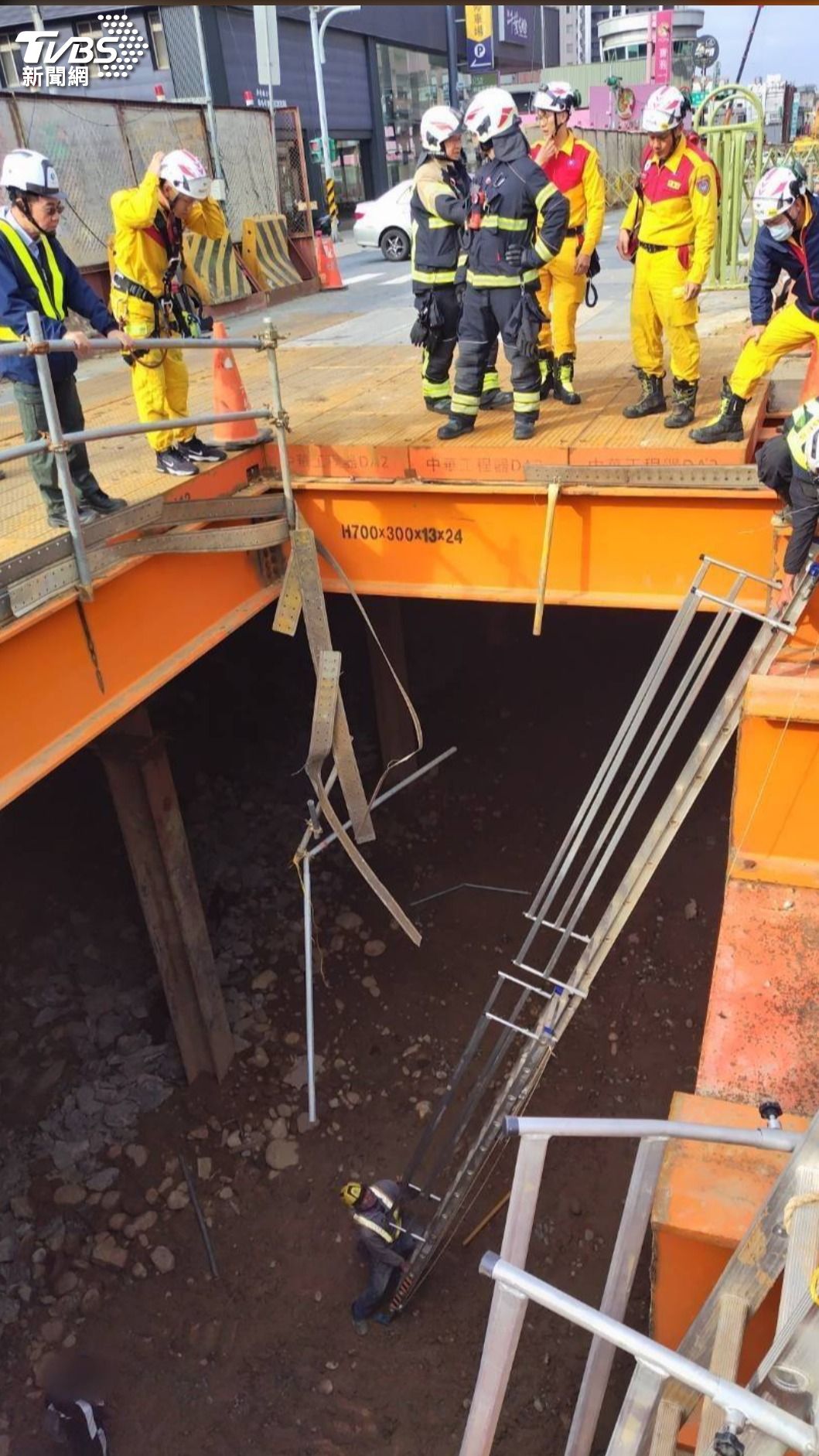 快訊／才從賣場轉出！轎車墜8米捷運施工坑洞 桃園女奇蹟生還│TVBS新聞網
