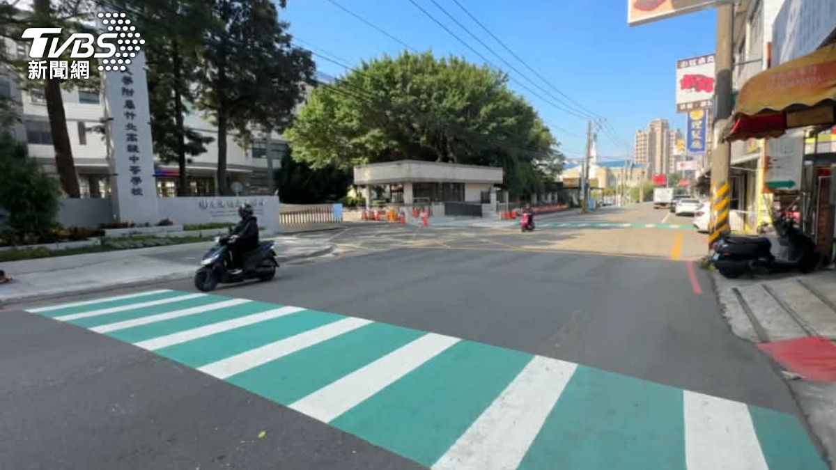 學童斑馬線險撞機車！新竹三校密集路段 家長籲設號誌保安全│TVBS新聞網