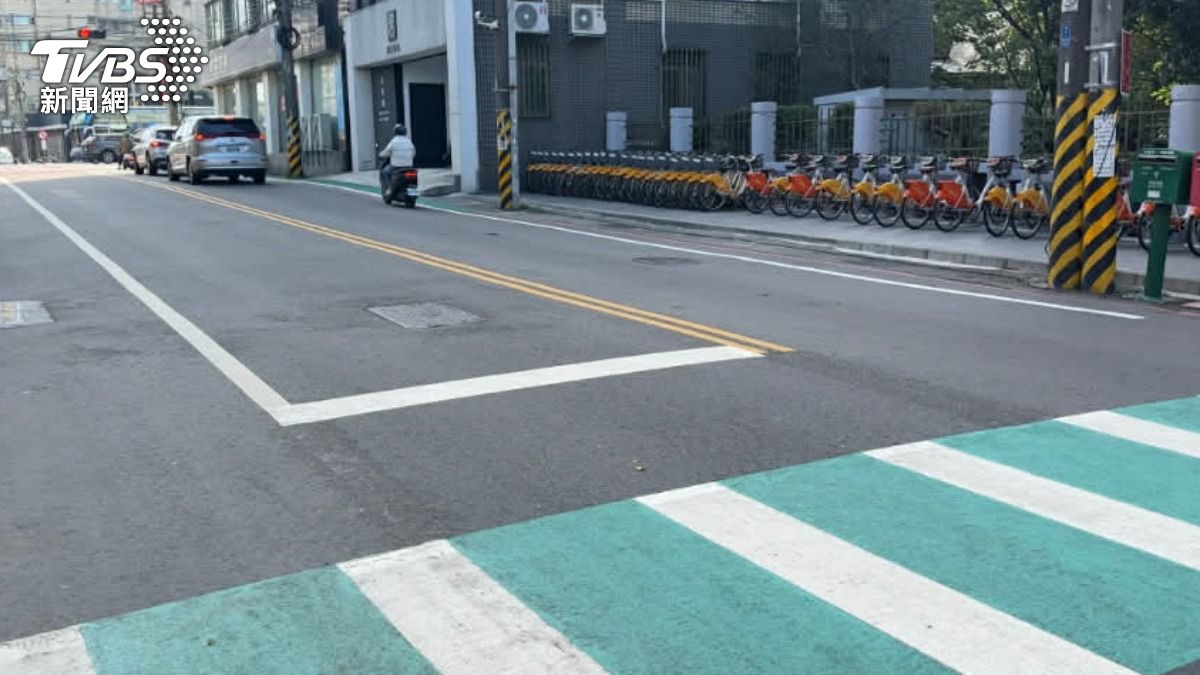 學童斑馬線險撞機車！新竹三校密集路段 家長籲設號誌保安全│TVBS新聞網